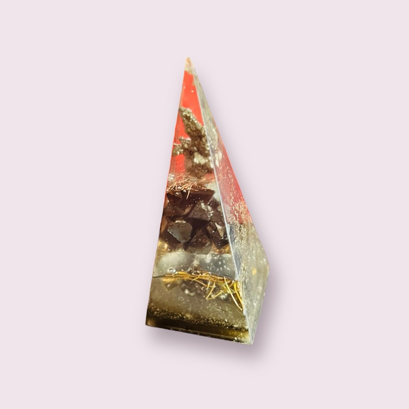 Pirâmide de orgonite com magnetita | Shopee Brasil
