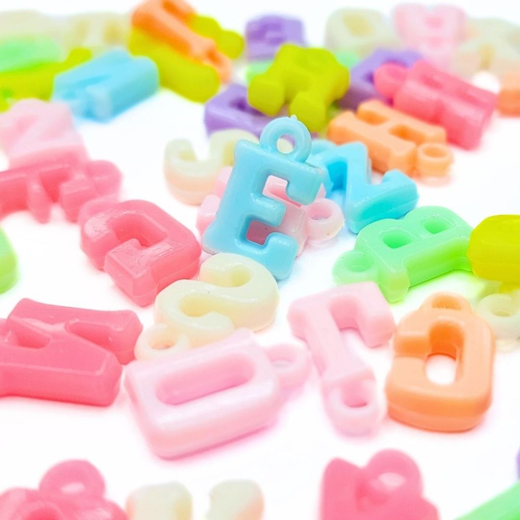 Pingente Acrílico Alfabeto 14mm com Letras Sortidas - Cores Candy - 25g ...
