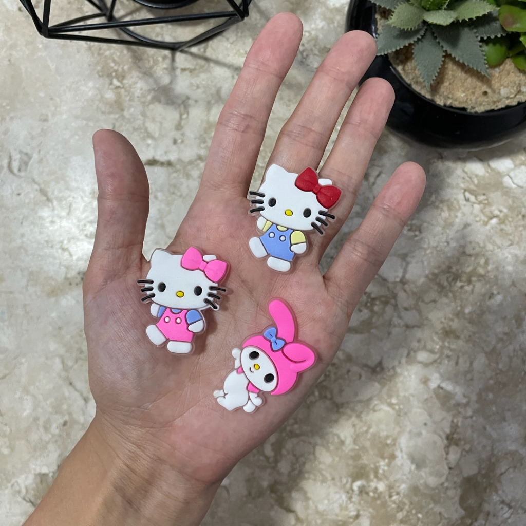 Kit 3 Pins Broches Para Crocs Babuche Emborrachados Jibbitz Hello Kitty ...