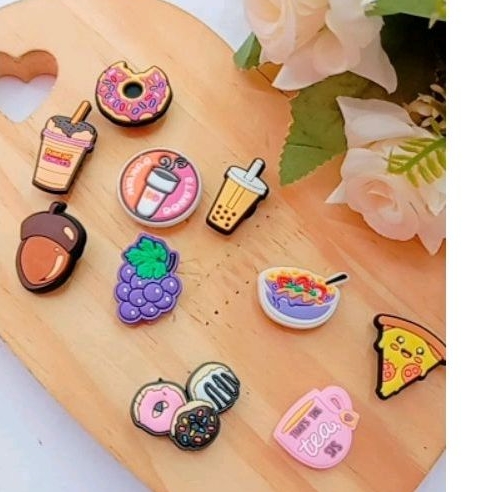 3 PINGENTES PARA CROCS , BOTONS ENFEITE PARA CALÇADOS. | Shopee Brasil