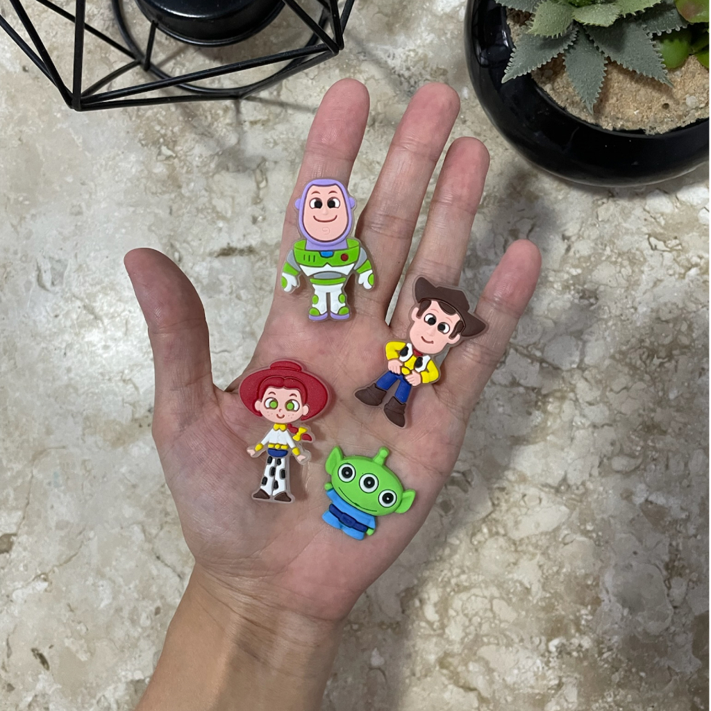 Kit 4 Pins Broches Para Crocs Babuche Emborrachados Jibbitz Do Toy ...