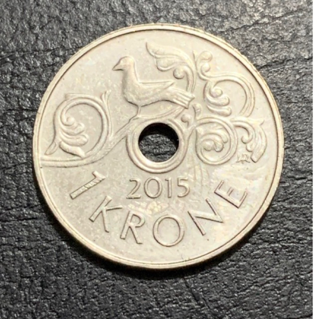 Moeda 1 Krone da Noruega furo central | Shopee Brasil