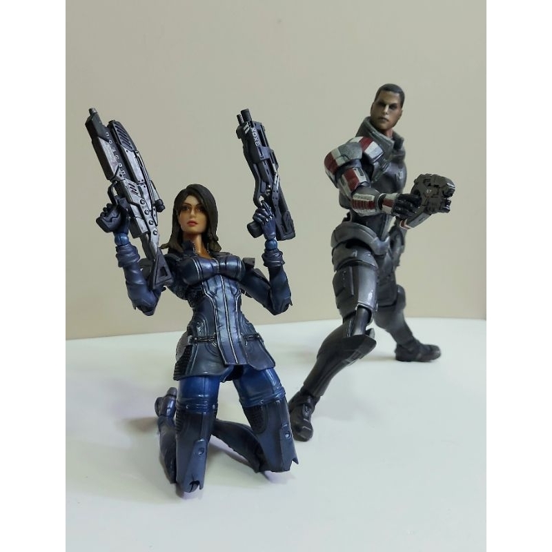 Boneco Commander Shepard e Ashley Williams Mass Effect 3 Play Arts ...
