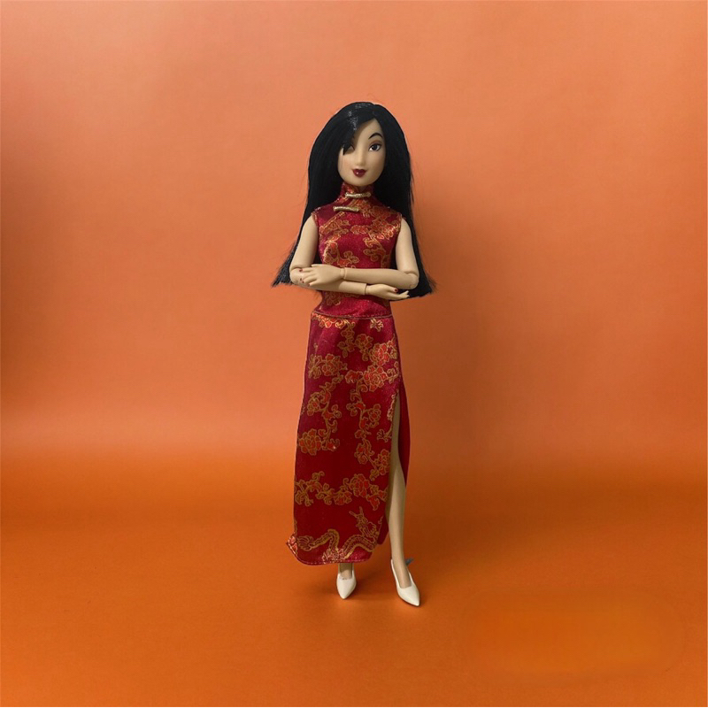 Boneca Mulan Disney Store 2023 com roupa Mulan Mattel 1997 vestido ...