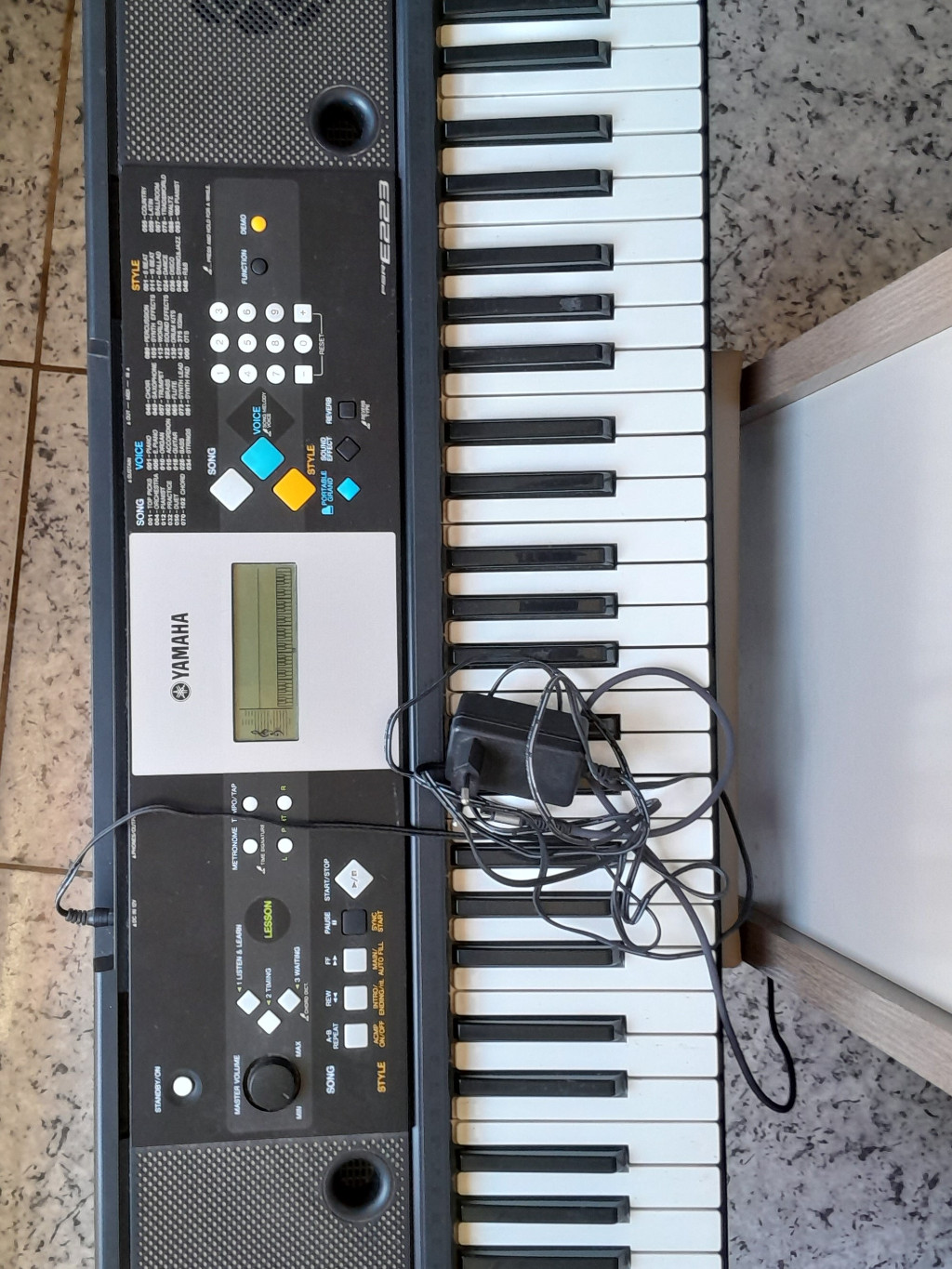 Teclado Yamaha PSR-E223 com 375 timbres naturais | Shopee Brasil