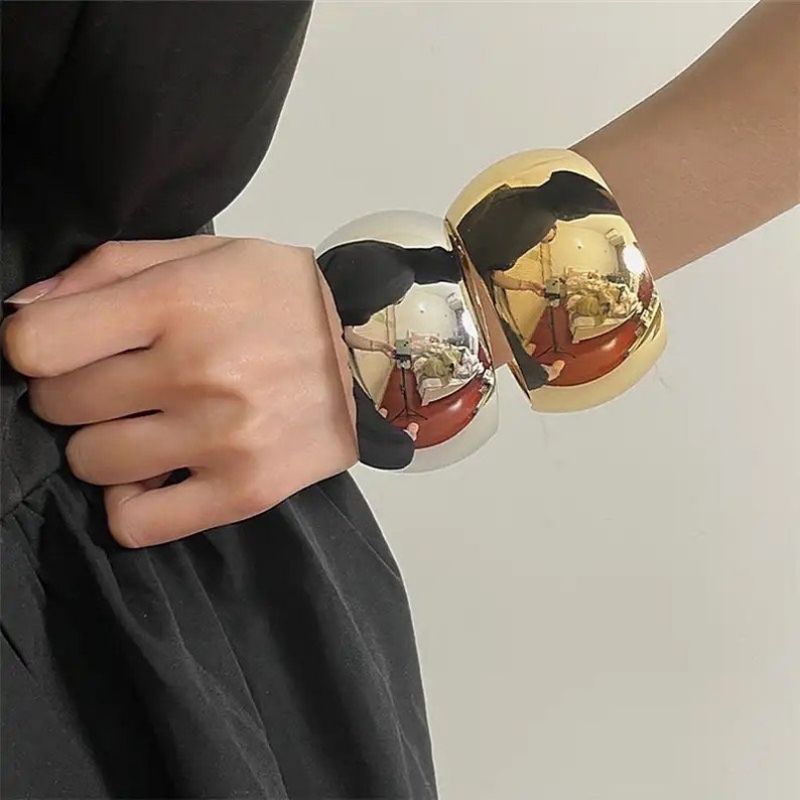 Bracelete de Metal Feminino, acessório tendência, para compor qualquer ...