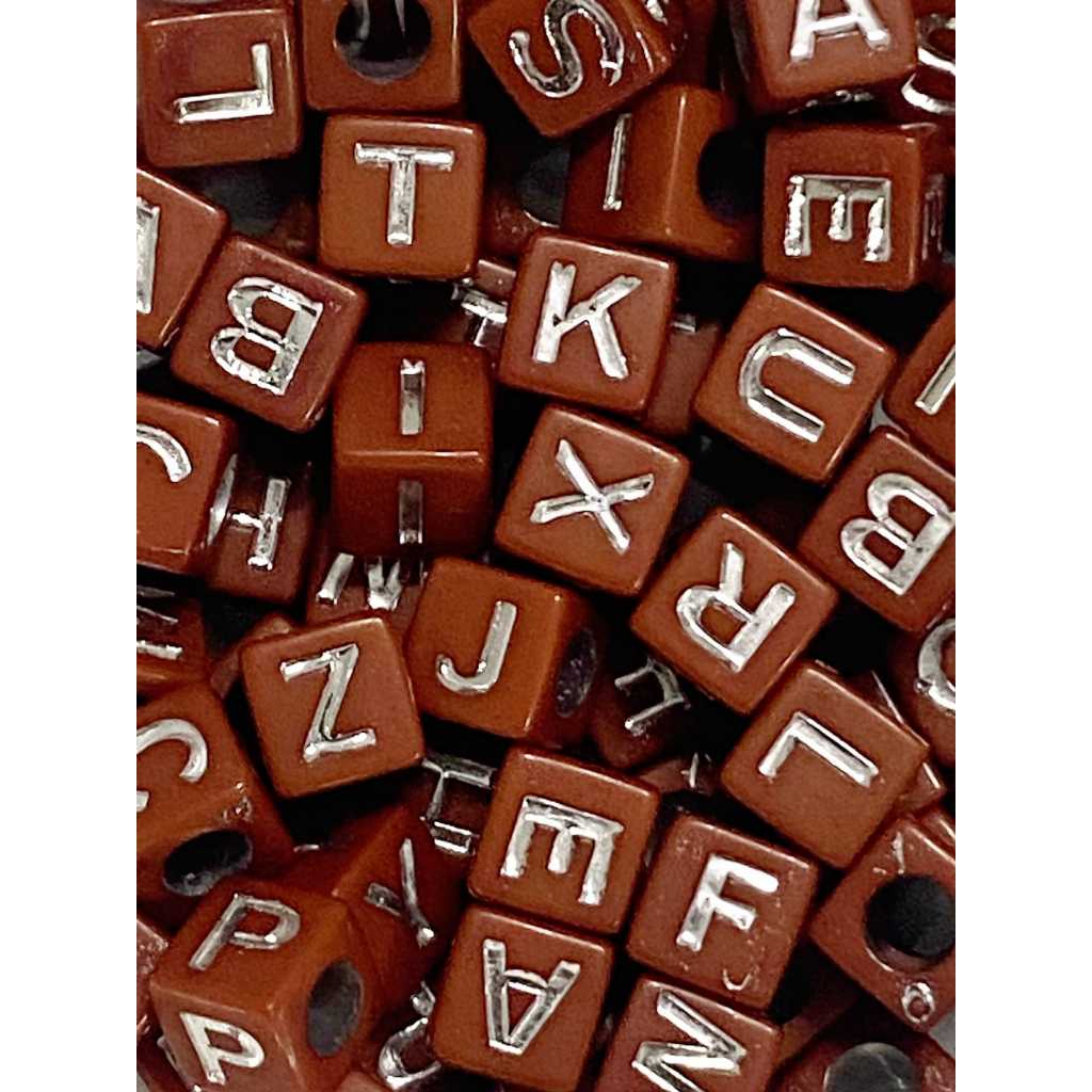 100 Unidades de Miçanga Entremeio Letras Quadradas Alfabeto Marrom ...