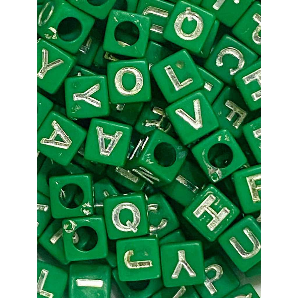 100 Unidades de Miçanga Entremeio Letras Quadradas Alfabeto VERDE ...