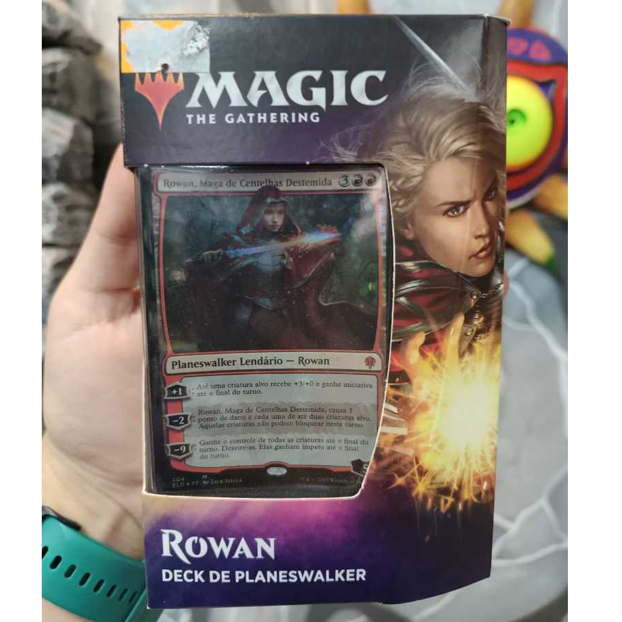 Deck de Magic Deck de Planeswalker Rowan inclui 2 boosters de Trono de ...