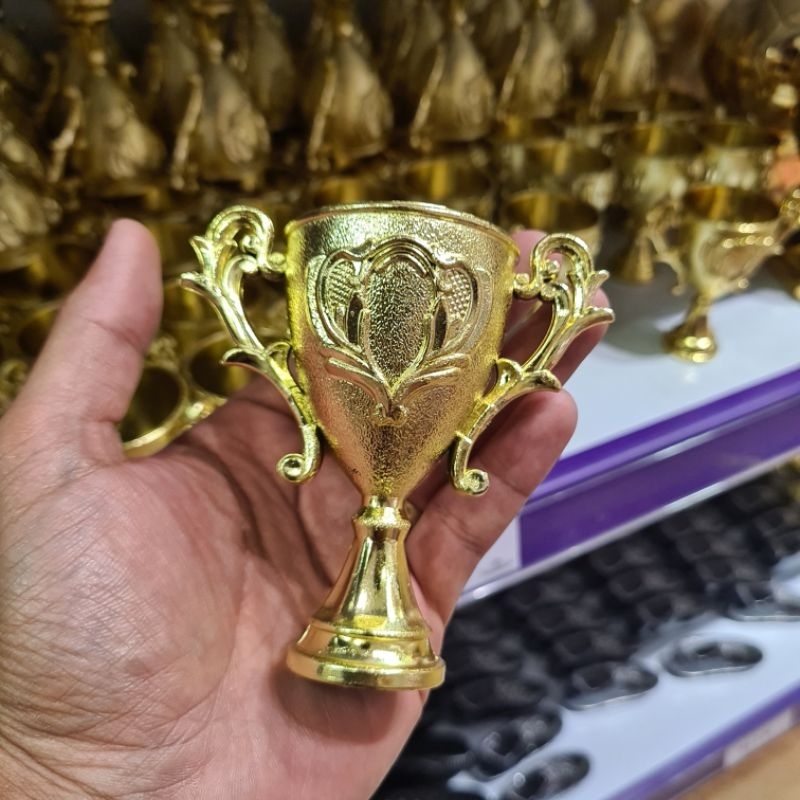 12 Unds Mini Trofeu Dourado Plastico Festa Futebol | Shopee Brasil