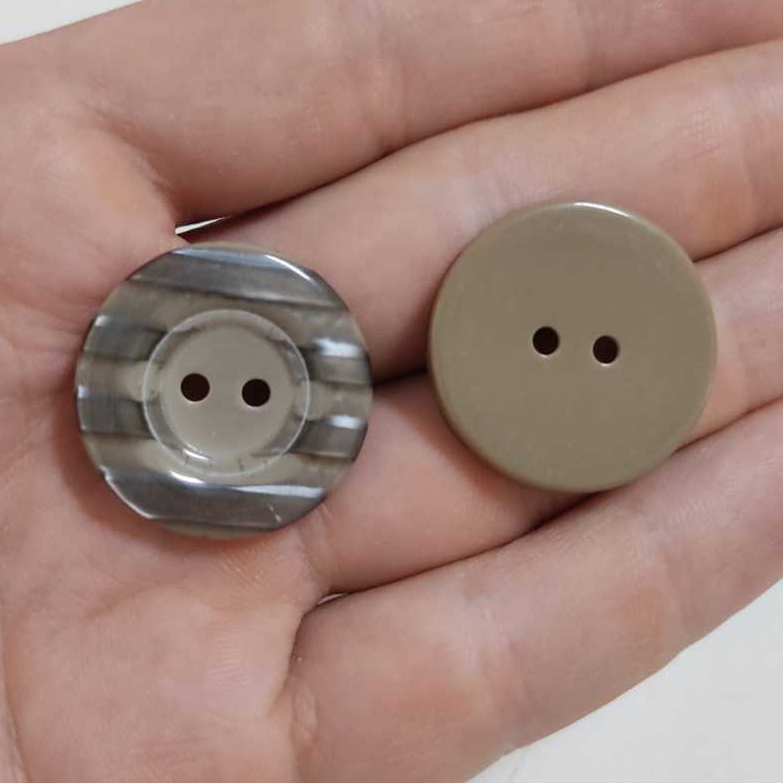 Botão Marrom 25mm com 2 Furos Detalhes Rajados | Shopee Brasil