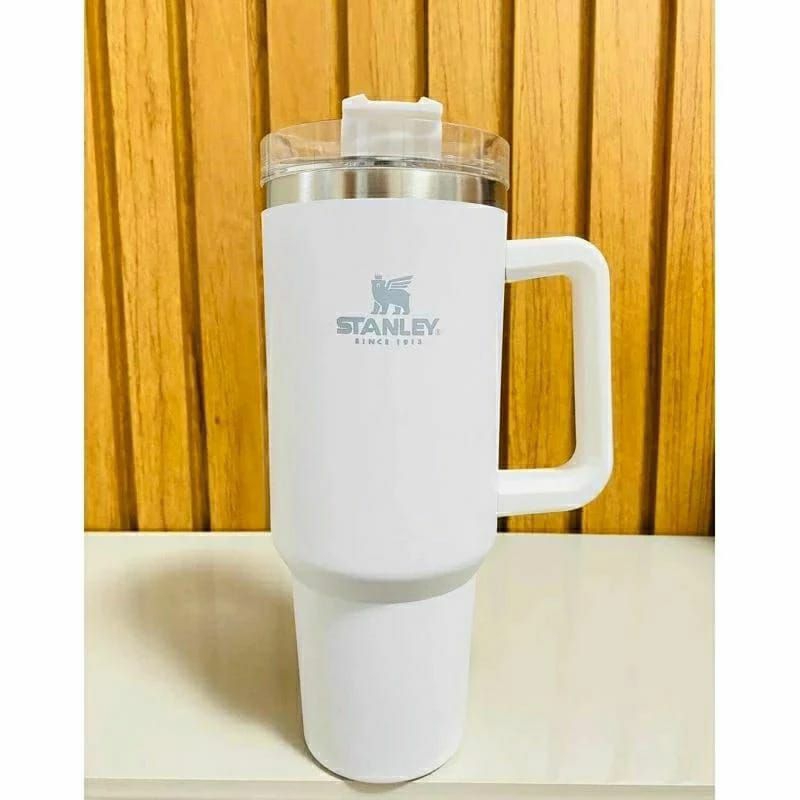 garrafa térmica de 1200ml suficientemente bom pra te hidratar dia a día as letras do Stanley vim ...