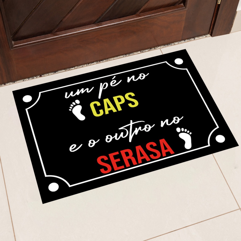 Tapete de Porta Divertido 40x60 Estampa Um Pé no Caps e outro no Serasa ...