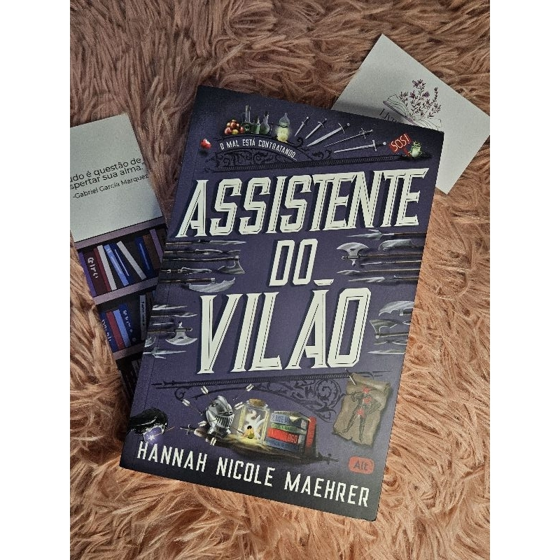 Livro Assistente do vilão, Hannah Nicole Maehrer. | Shopee Brasil