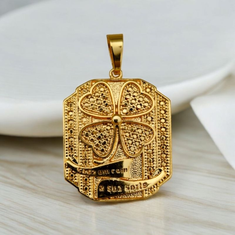 Pingente Trevo Cada um com sua Sorte | Shopee Brasil