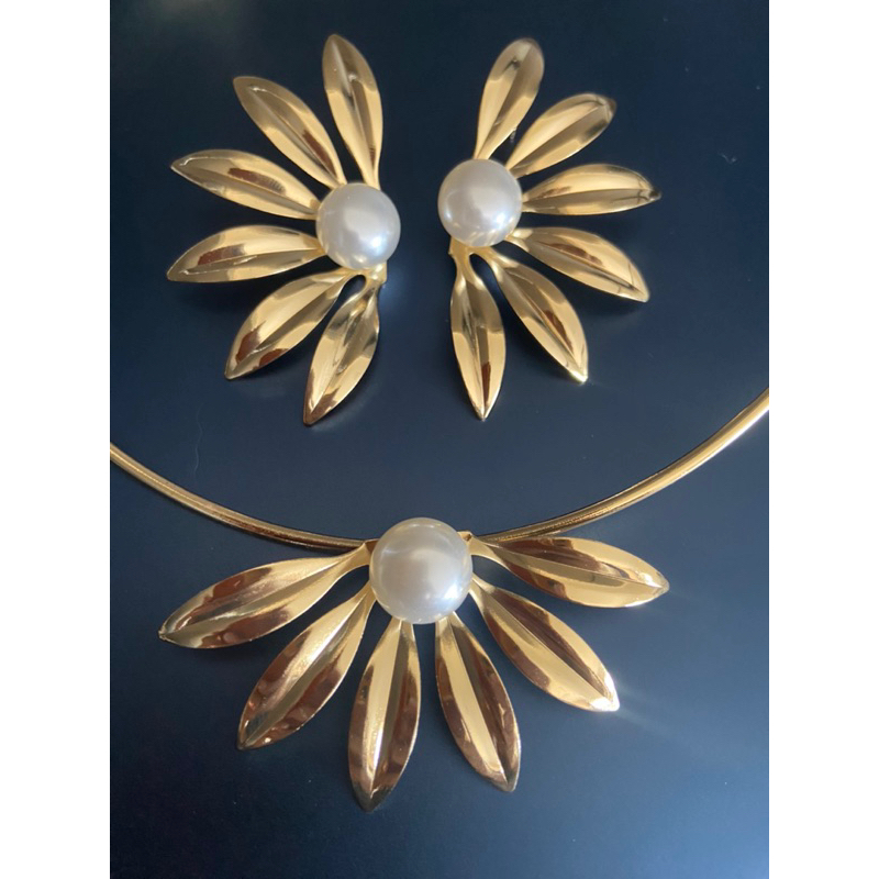 Conjunto feminino Angelica colar aro com flor e pérola central ...