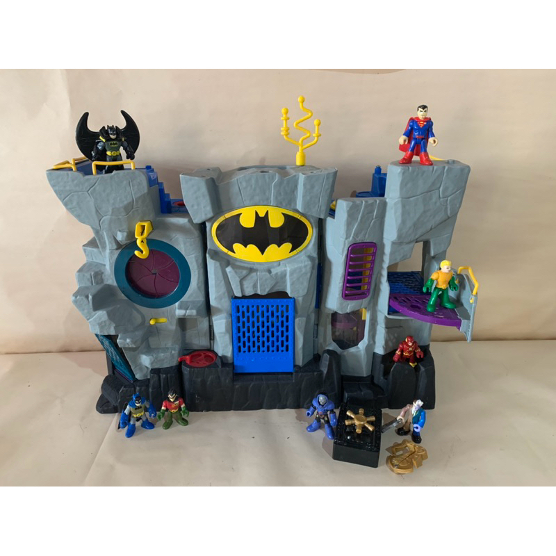 imaginext Batcaverna + vários bonecos Batman, Robin, Superman, Flash, Aquaman e outros ...