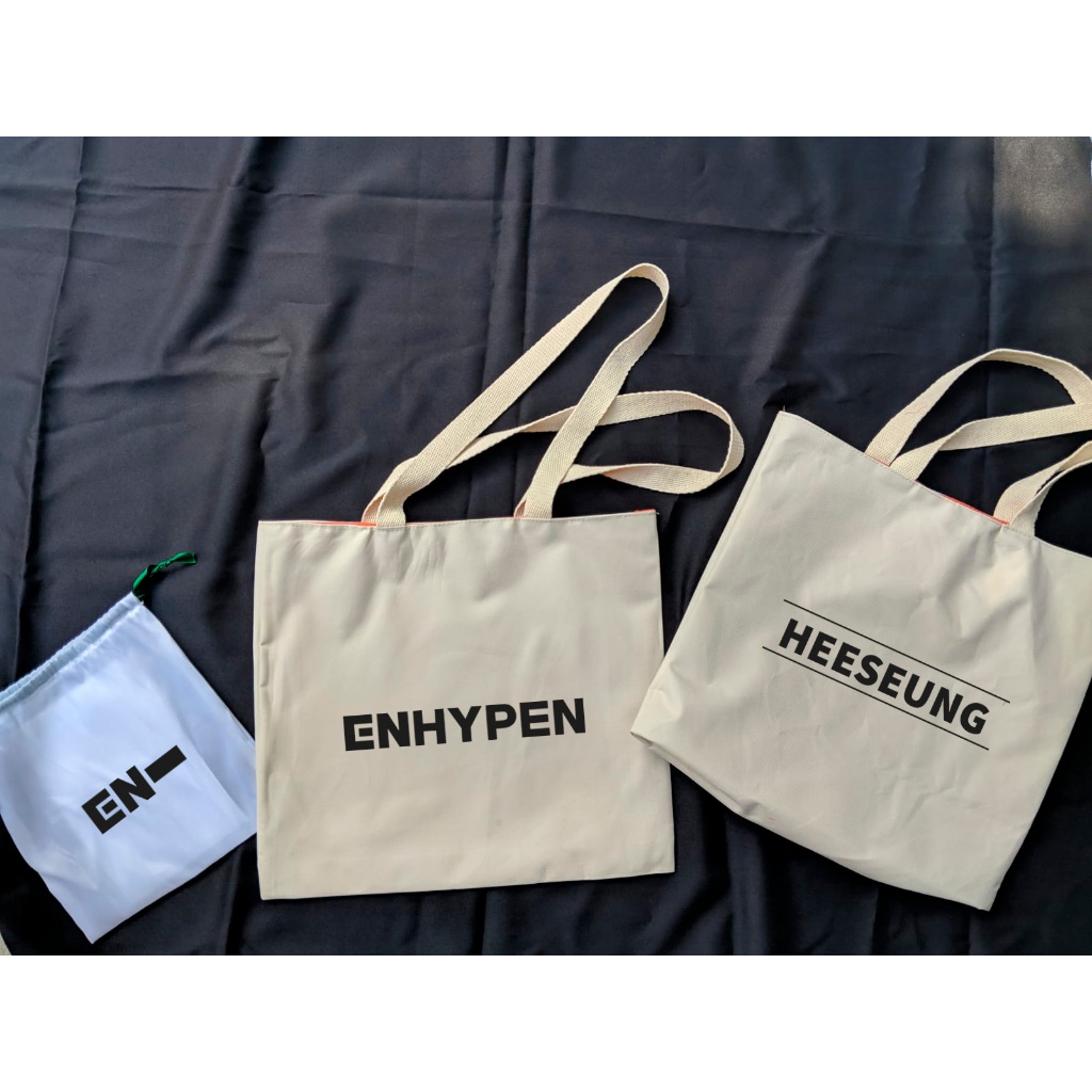 Uma Bolsa sacola estilo ecobag Enhypen estampa frente e verso com nome ...