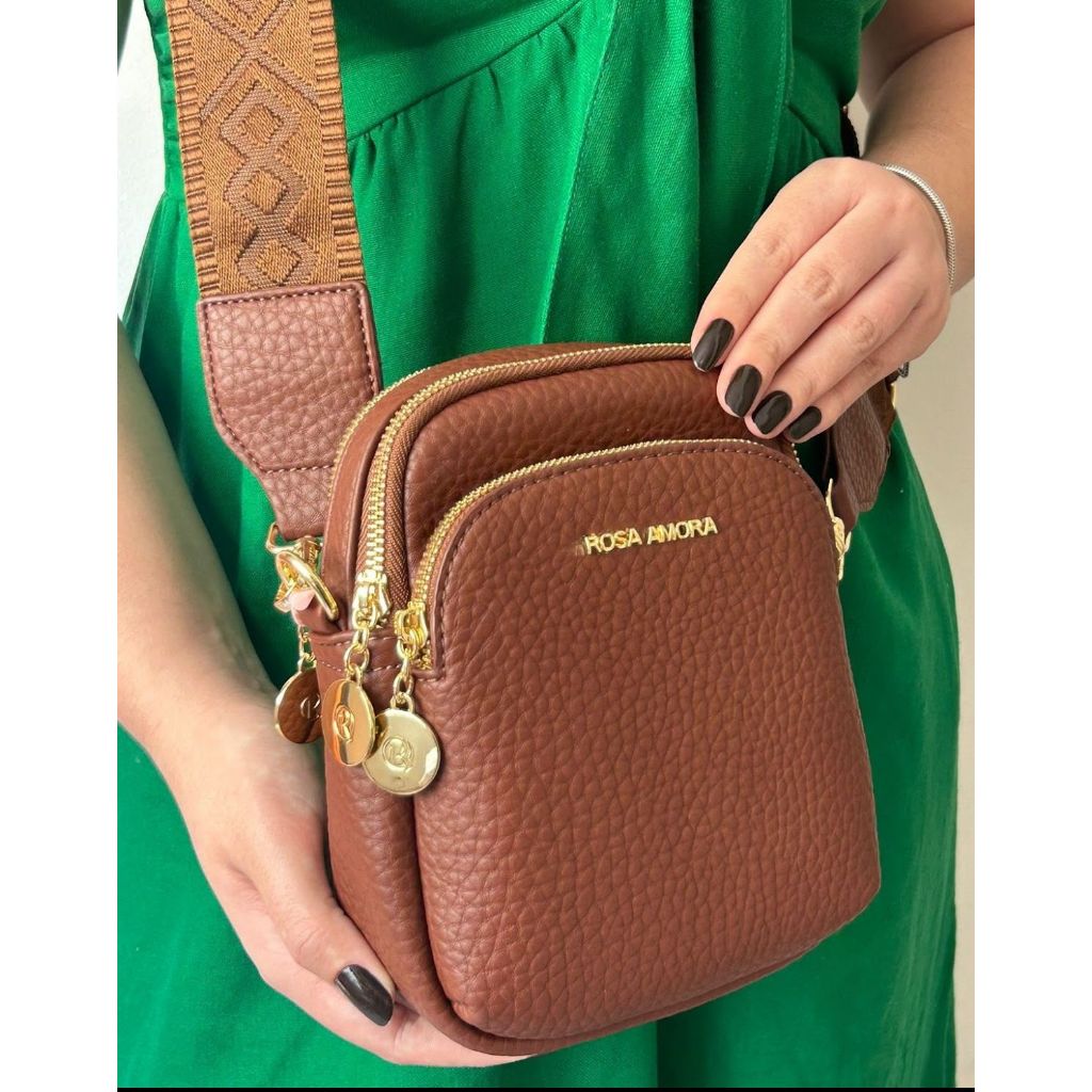 Bolsa preta compacta Rosa Amora com alça larga e detalhes dourados ...