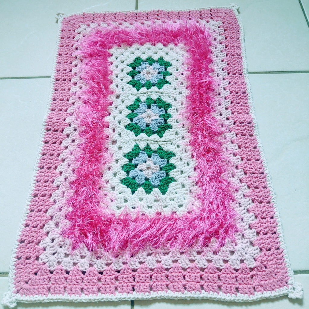 Tapete Rosa Claro com Rosa com Detalhe no Barbante Peludinho | Shopee ...