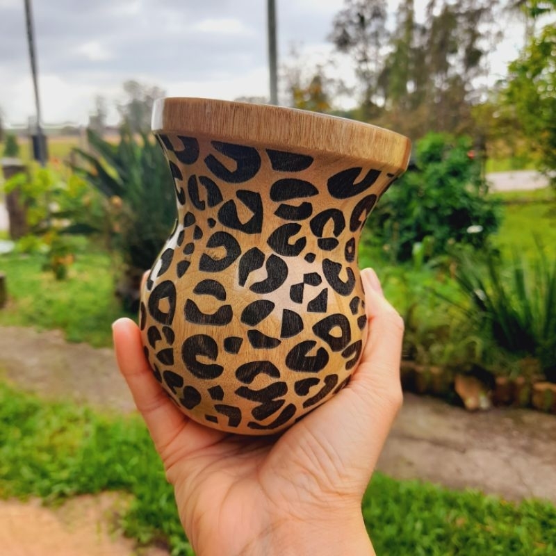 Cuia de chimarrão ( Oncinha) e Madeira imbuia gravada a laser. Muitas ...