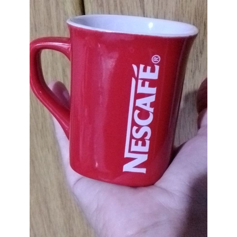 Caneca de porcelana Nescafé com 8cm de altura e 7cm de diâmetro ...