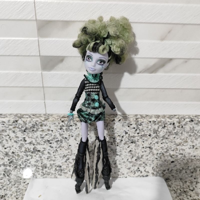 Boneca Monster High Twyla Freak Du Sem uma mão | Shopee Brasil