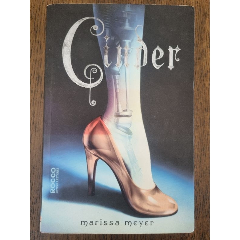 Livro Cinder (Primeiro Volume de Crônicas Lunares de Marissa Meyer ...