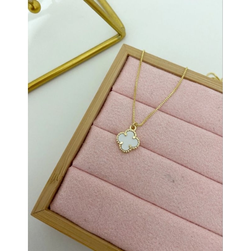 Colar Trevo Branco Banhado a Ouro 18k | Shopee Brasil