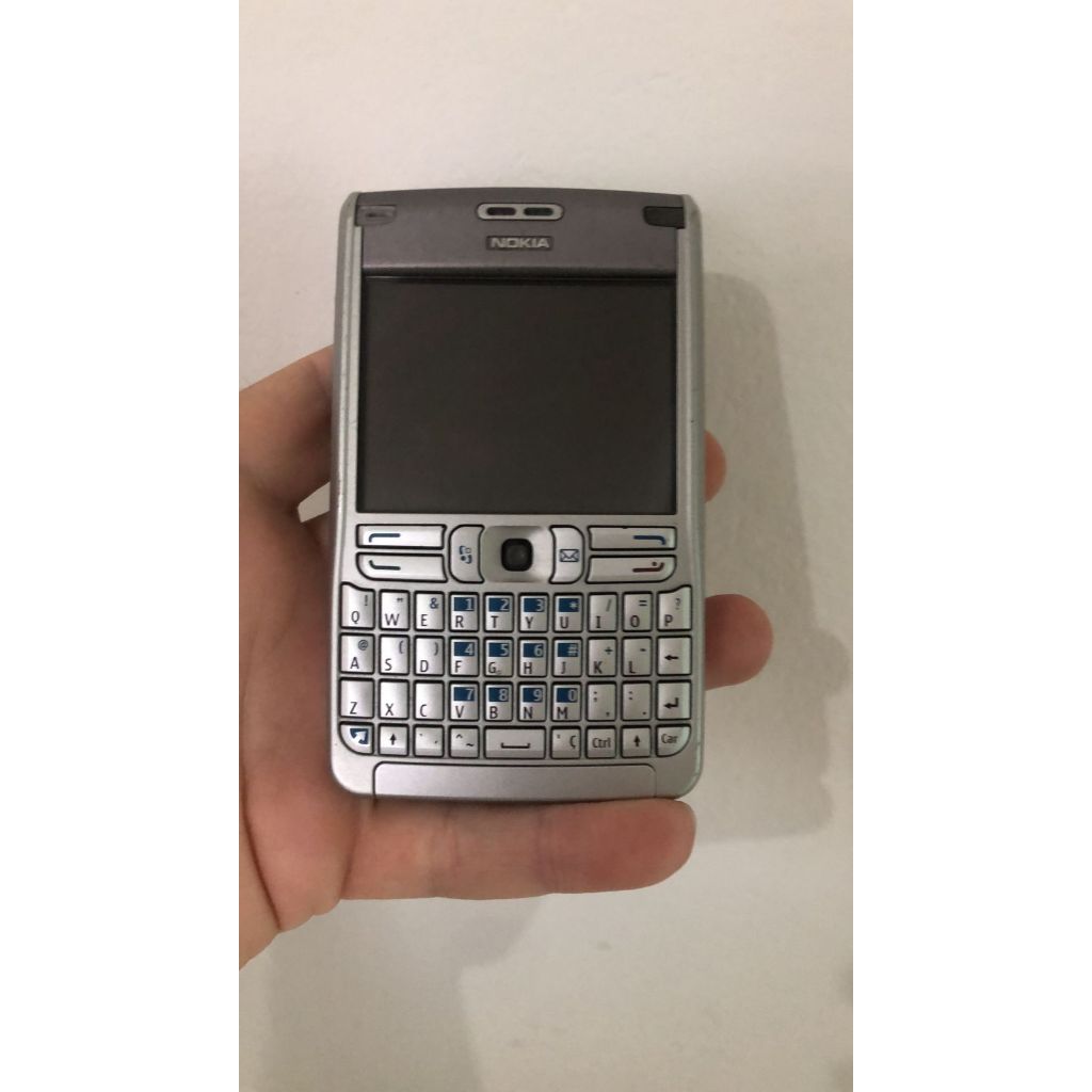 Nokia E61 é um smartphone empresarial lançado em 2006, com ...