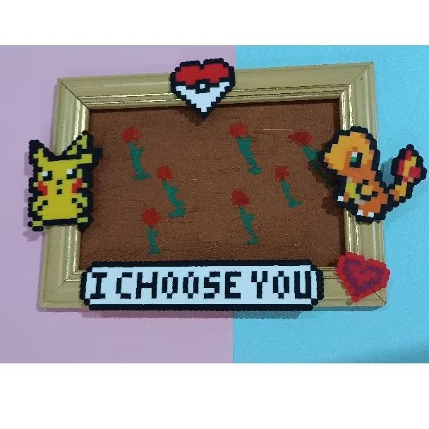 Pikachu, Charmander, pokébola coração e frase em pixelart.( quadro não ...
