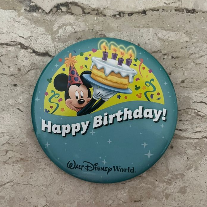 Broche / bottom disney Happy Birthday Feliz Aniversário original ...