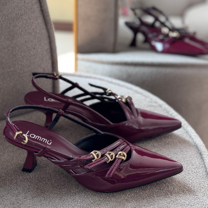 Slingback Vermelho Cereja com Bico Fino e Fivelas – O Toque de ...