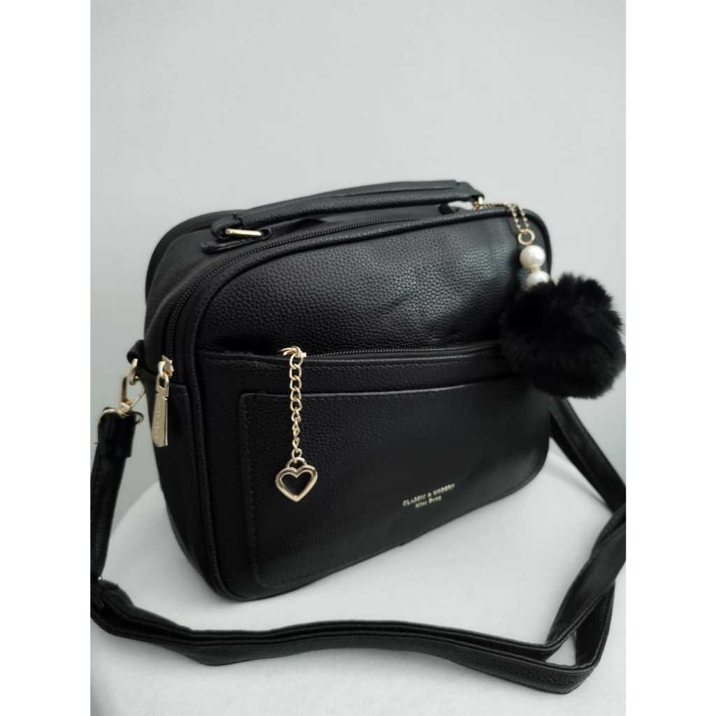 Bolsa feminina bau com alça de mão e transversal miss dong com pompom ...