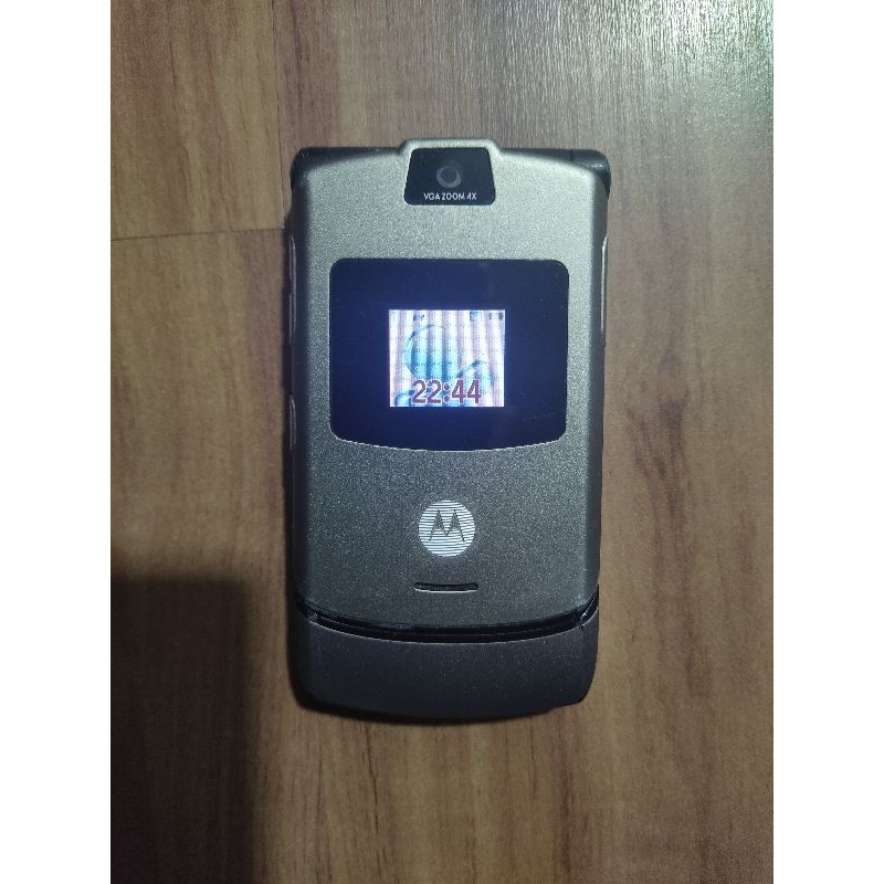 Celular Vintage Motorola RAZR V3 cor palha leia | Shopee Brasil