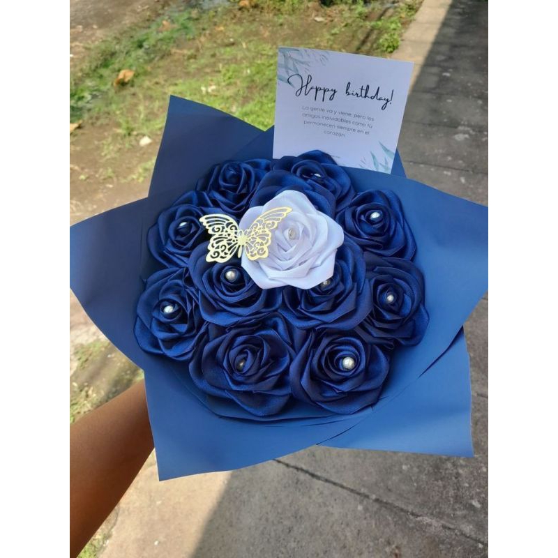 Buquê de cetim 20 flores | Shopee Brasil