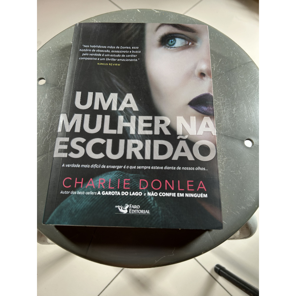 Livro Uma mulher na escuridão - Charlie Donlea | Shopee Brasil