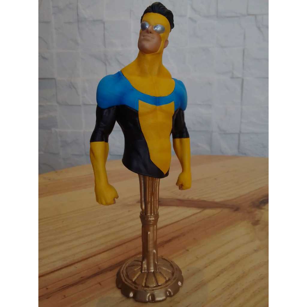 Busto Invincible (Mark Grayson) action figure | Shopee Brasil