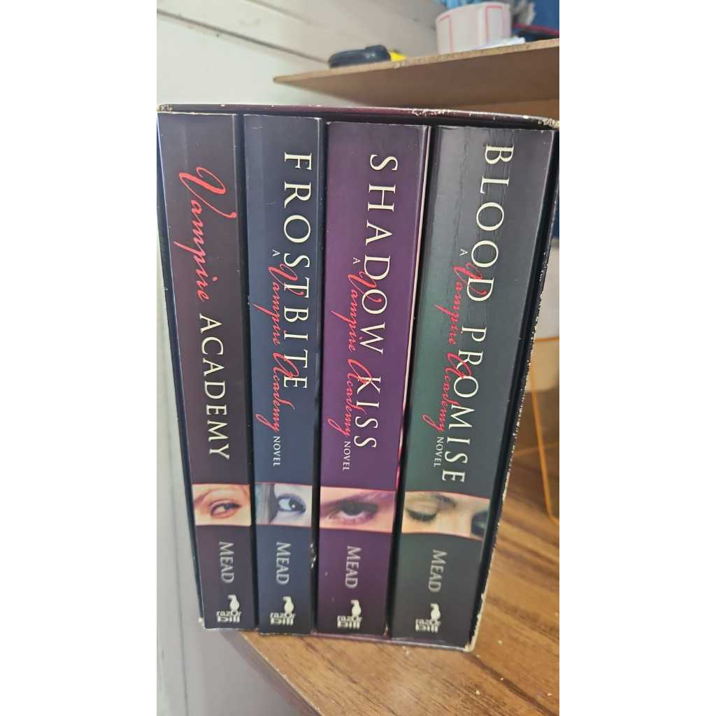 BOX COM 4 LIVROS VAMPIRE ACADEMY, FROSTBITE, SHADOW KISS. BLOOD PROMISE ...