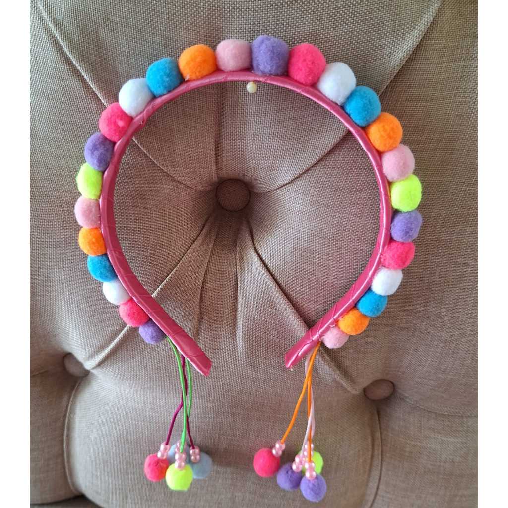 Tiara com pom poms coloridos | Shopee Brasil
