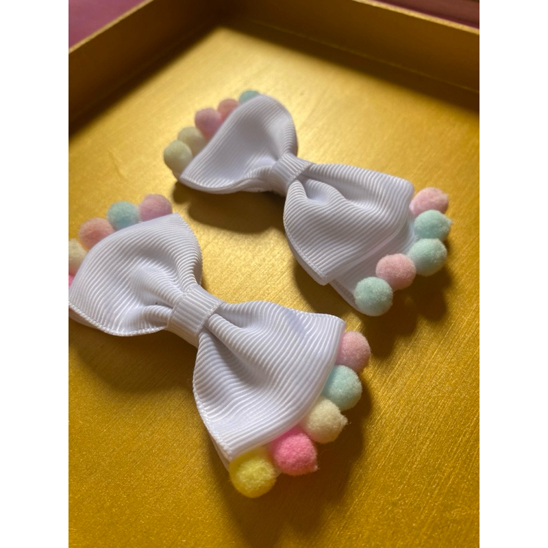Laço gravatinha Pom pom (Par) | Shopee Brasil