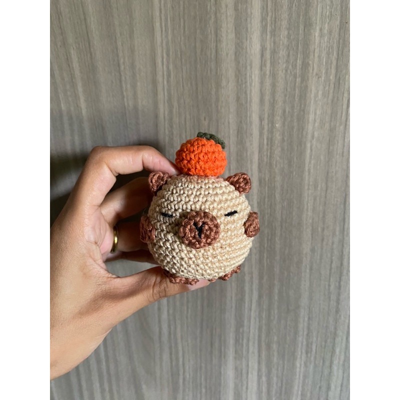 capivara com laranja na cabeça amigurumi crochê | Shopee Brasil