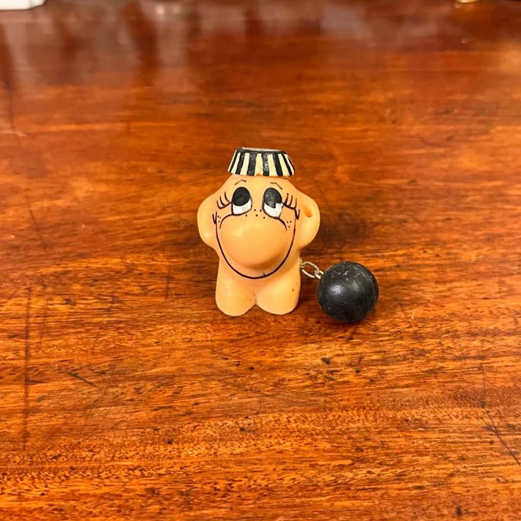 Antigo bonequinho em resina anos 80. | Shopee Brasil