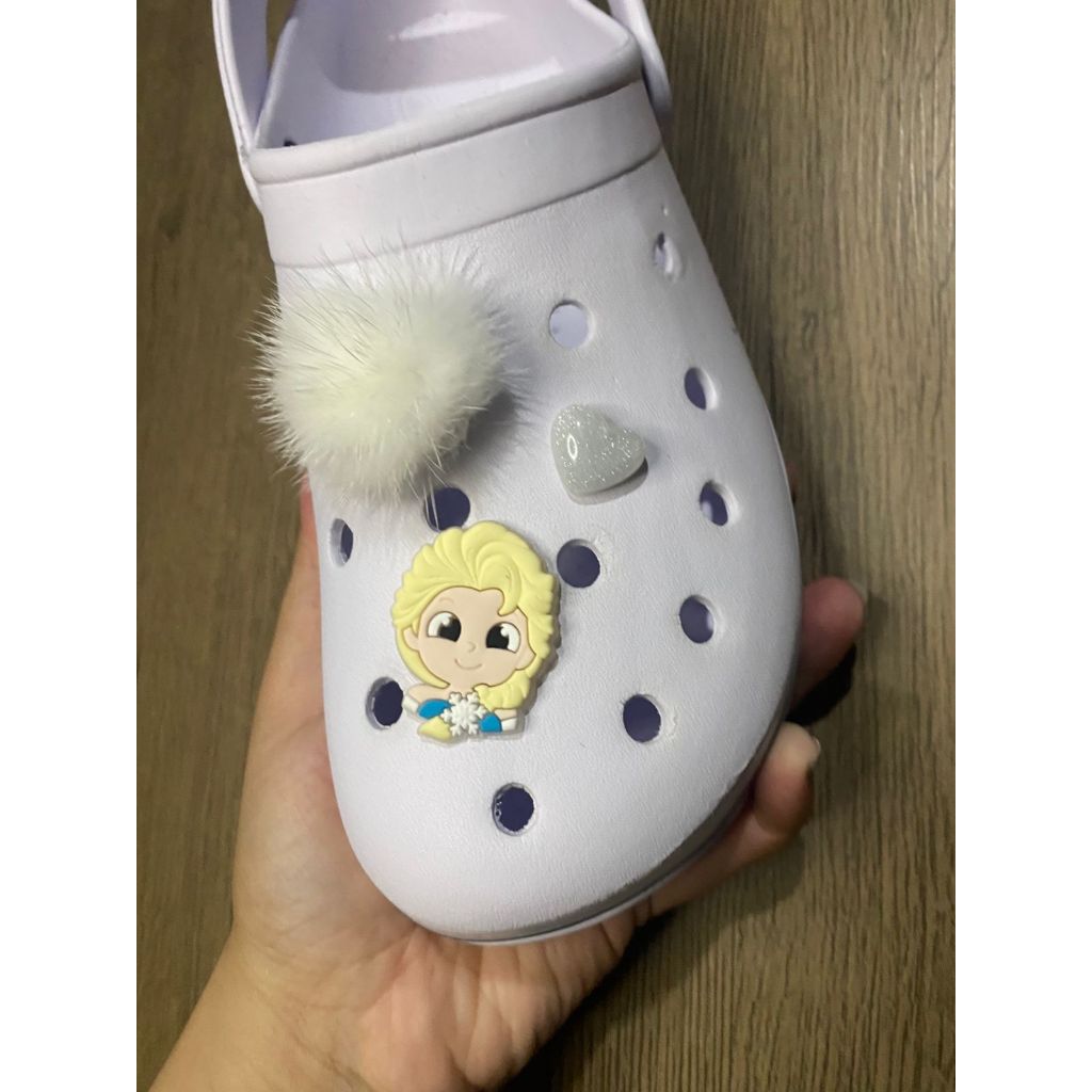02 Pins/Bottons Em Resina Com Pom pom Para Crocs - Elsa | Shopee Brasil