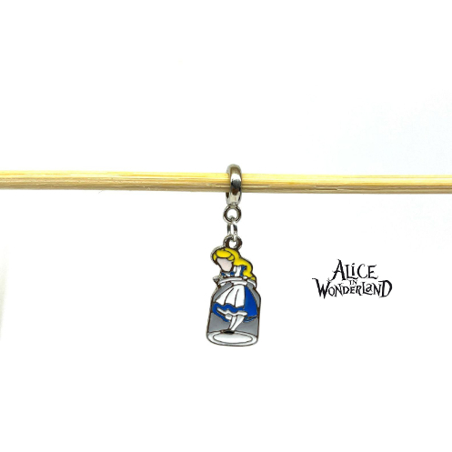 Berloque charm alice saindo do pote filme desenho alice no país das ...