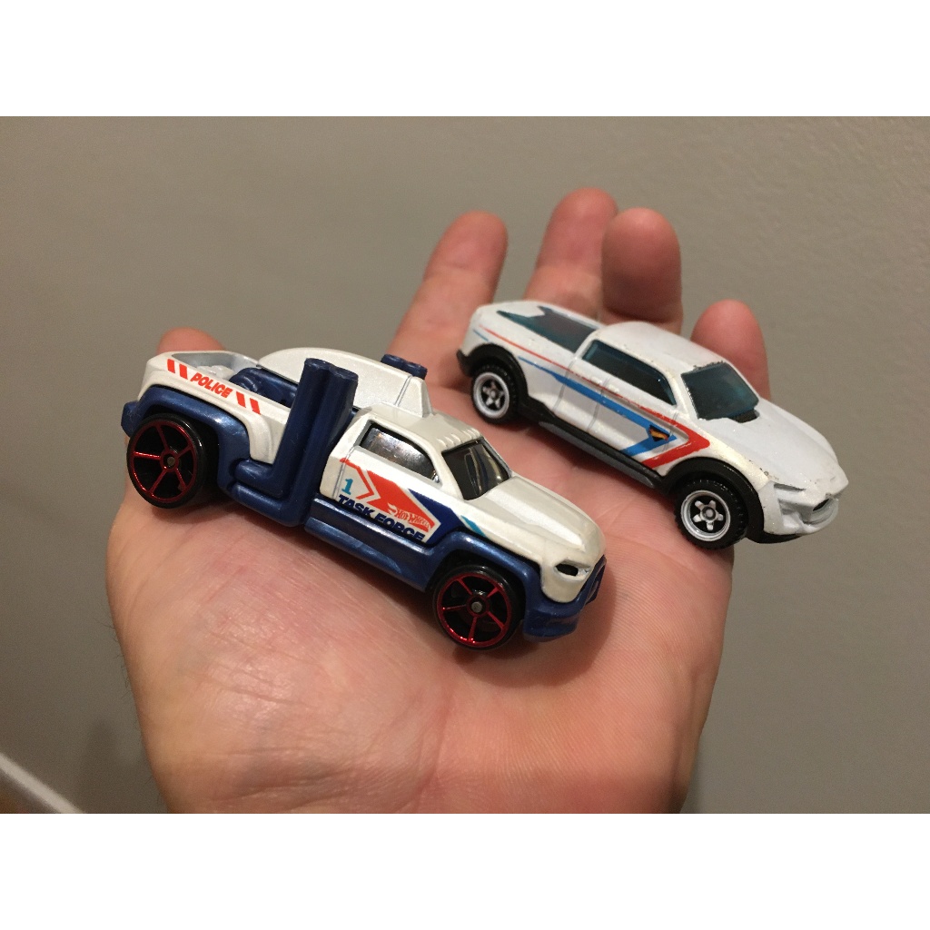 2 Hot Wheels picapes Police Task Force Diesel Duty e pickup 2-Tuff ...