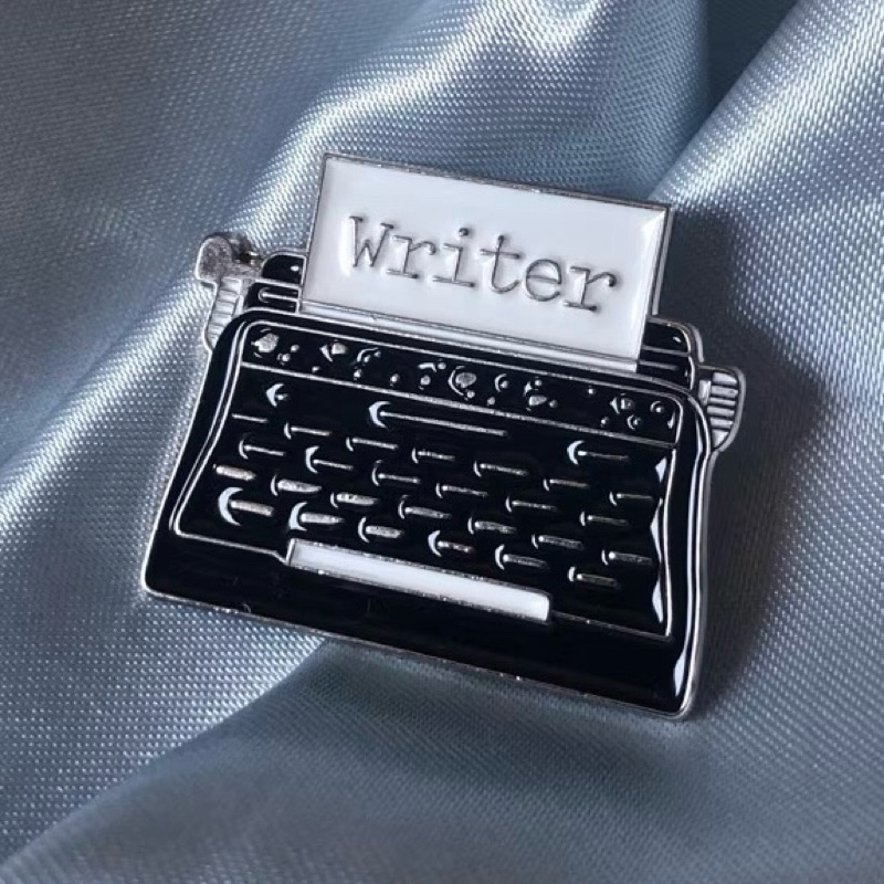 Pin Writer | Escritor broche máquina de escrever typewriter preto e ...
