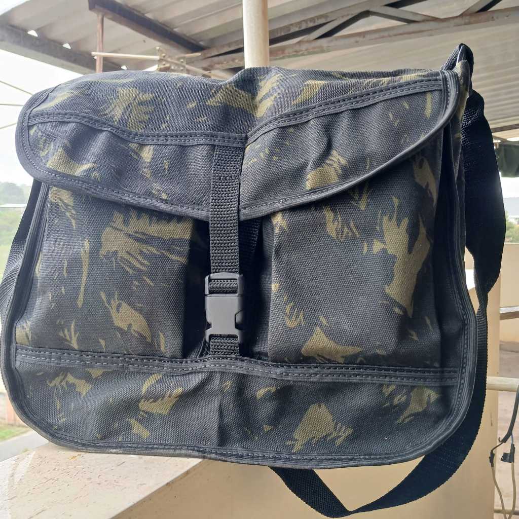 Embornal de lona camuflada reforçado com presilha costurado com 3 ...