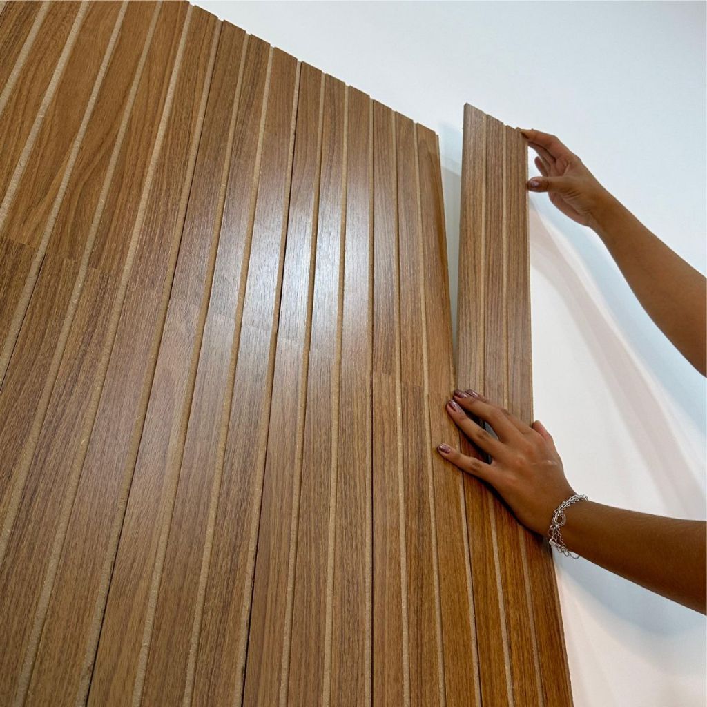 Kit Placas de Painel Ripado Revestimento de Parede em MDF Com Fita Autocolante - 45x11cm - Corre ...