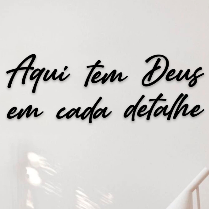 Quadro Decorativo Sala ou Quarto Frase "Aqui Tem Deus em Cada Detalhe" em MDF 3mm Preto Fosco ...